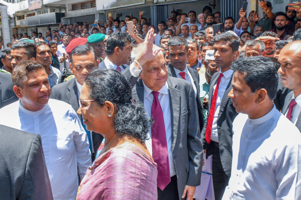 අපි තවමත් සිටින්නේ ඒදණ්ඩ මතයි. එයින් ඉවත් වෙලා වැටෙනවද, ජයග්‍රහණය කරා ...