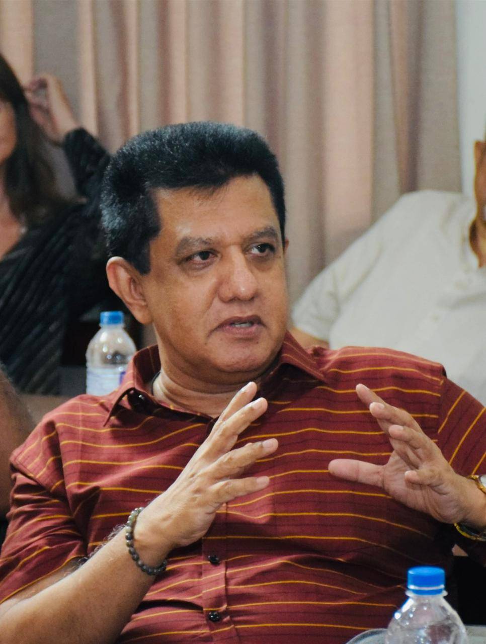 ජනපතිවරණයේ මාතෘකාව 'ආර්ථිකයයි'- චරිත - LNW Sinhala