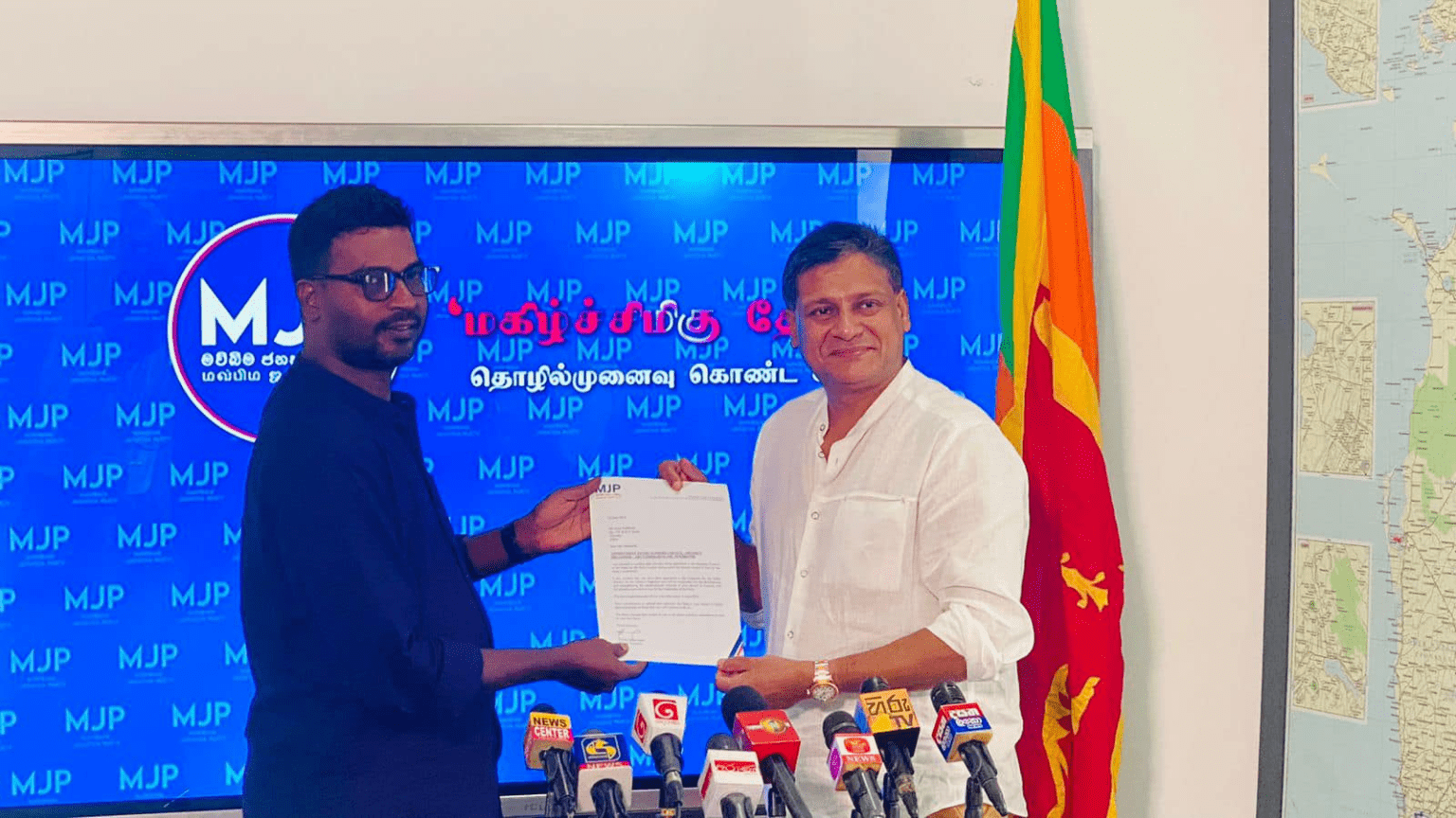 දිලිත්ගේ දන්සැලෙන් පොල් රොටී කෑ රනිල්ගේ පක්ෂයේ යාපනය දිස්ත්‍රික් ...