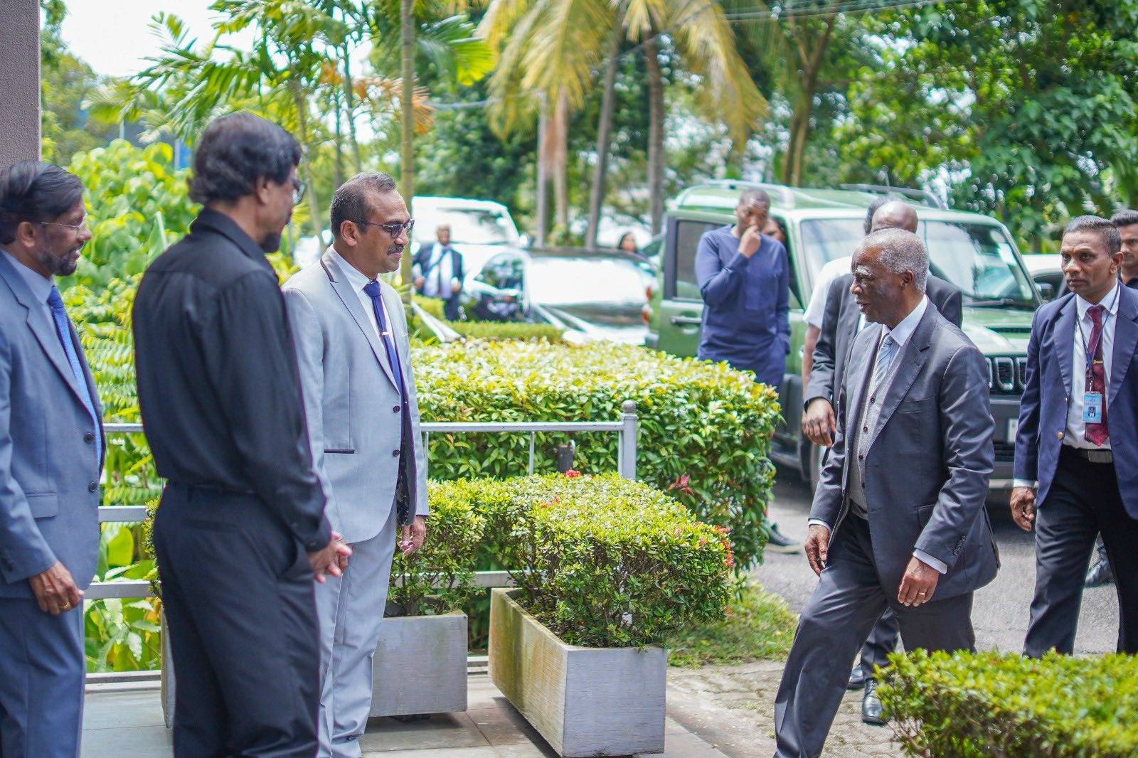 දකුණු අප්‍රිකානු ජනරජයේ හිටපු ජනපති සහ ජාතික ජන බලවේගයේ නායකයින් අතර ...