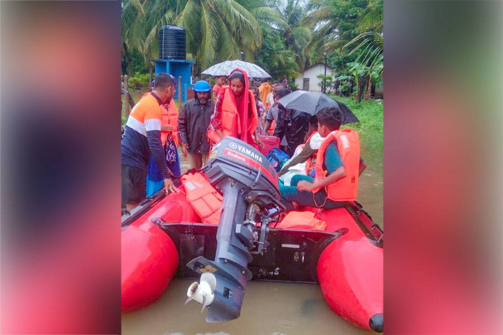 ගංවතුරට මැදි වූ මහව සහ එළුවන්කුලම ජනතාව මුදාගැනීමේ මෙහෙයුම්!(PHOTOS) - LNW Sinhala